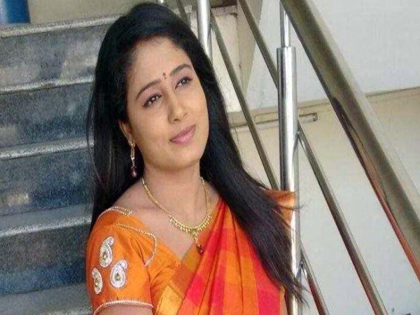 খবর পড়ে এসেই হায়দরাবাদে নিউজ অ্যাঙ্কারের রহস্যজনক আত্মহত্যা | Telugu ...