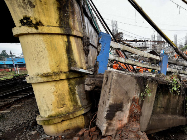 শহরে ফের ব্রিজ বিপর্যয় দেখুন ভিডিও-তে, মাঝেরহাট-কাণ্ডের পর আতঙ্কে ...