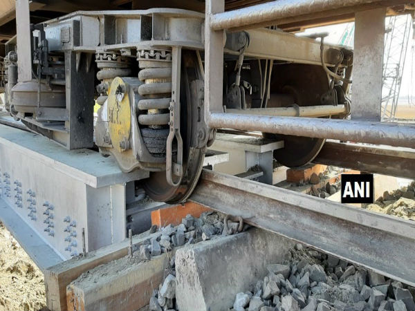 লাইনচ্যুত ট্রেন, ডুয়ার্সে বিচ্ছিন্ন রেল যোগাযোগ | One coach of DMU ...