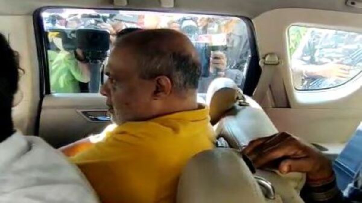 নিয়োগ দুর্নীতি কাণ্ডে অয়ন শীলের ৩২টি অ্যাকাউন্টের হদিশ, কোটি কোটি টাকার লেনদেনের খোঁজ | ইডির ...