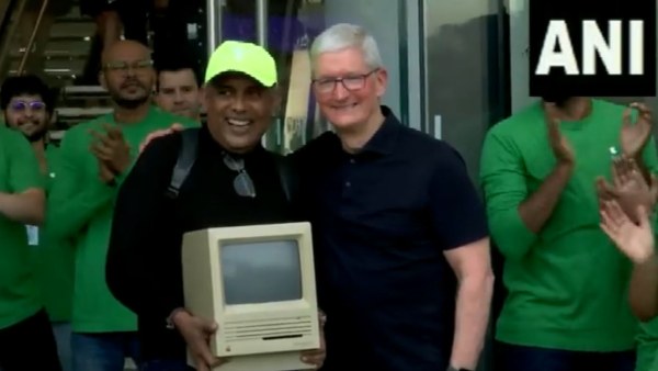 মুম্বইয়ে অ্যাপেল ফোনের স্টোর খুলতেই হুড়োহুড়ি, দীর্ঘ থেকে দীর্ঘতর ...