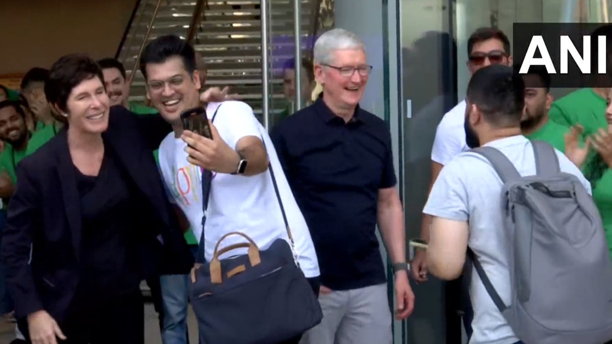 মুম্বইয়ে অ্যাপেল ফোনের স্টোর খুলতেই হুড়োহুড়ি, দীর্ঘ থেকে দীর্ঘতর ...