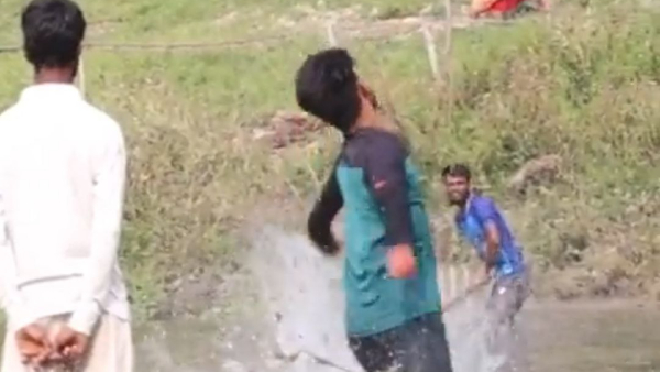 Water Cricket Viral Video: জলের মধ্যেই ক্রিকেট, রয়েছে ডিআরএস! ভিডিও ...