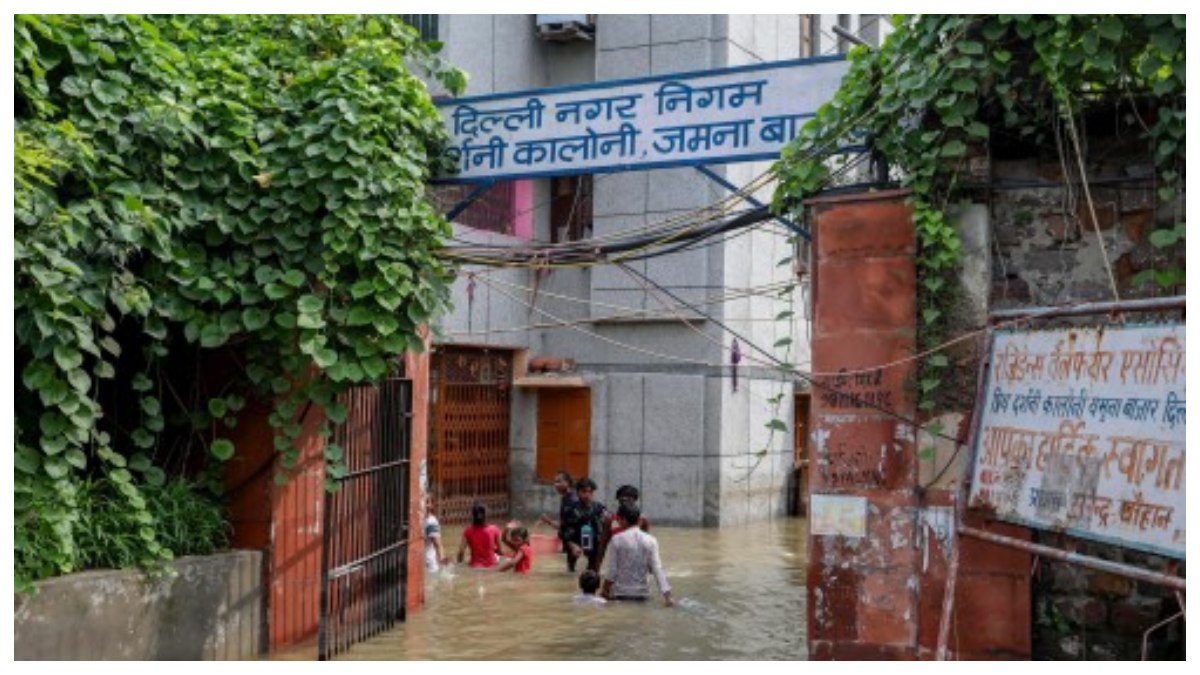 Delhi Flood: থামছে না বৃষ্টি, আরও রাক্ষুসে হয়ে উঠেছে যমুনা, উত্তরাখণ্ড ...