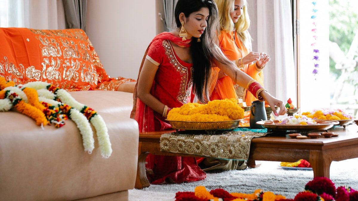 Maa Lakshmi Astro Tips: দেবী লক্ষ্মী কোন কোন স্থানে বাস করেন, জানেন ...