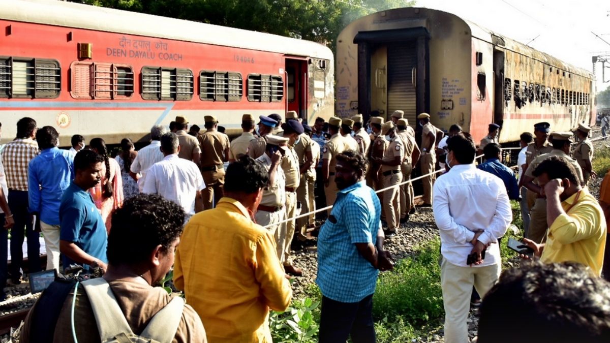 Madurai Train Fire: ভারত গৌরব স্পেশালে অগ্নিকাণ্ডের ঘটনায় উদ্বিগ্ন যোগী, খুলল কন্ট্রোল রুম ...
