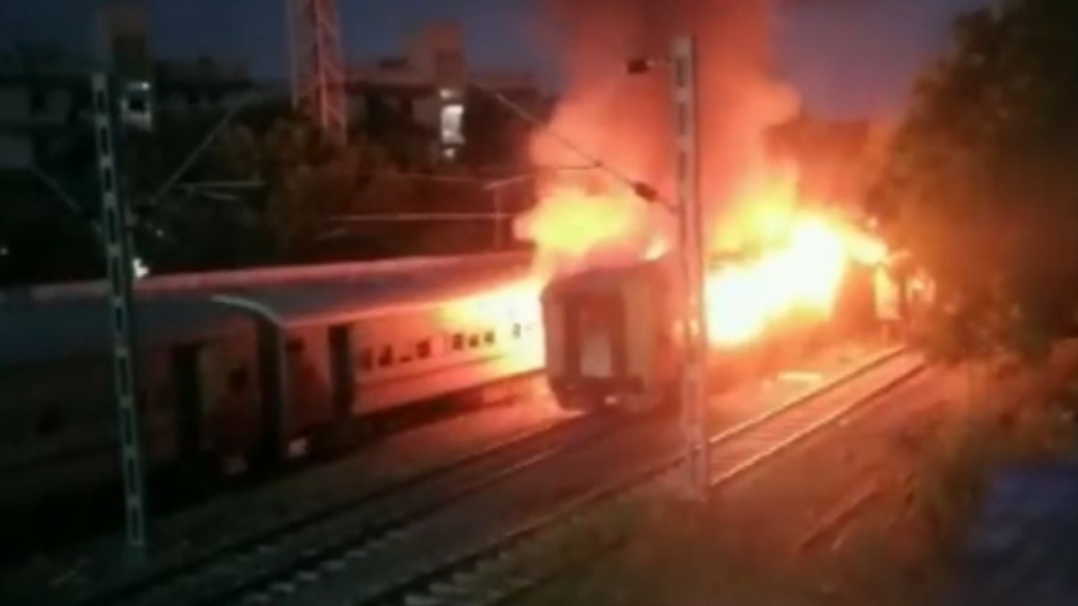 Madurai Train Fire: দাউ দাউ করে জ্বলল Bharat Gaurav স্পেশাল, ঝলসে মৃত্যু একাধিকের | Train ...
