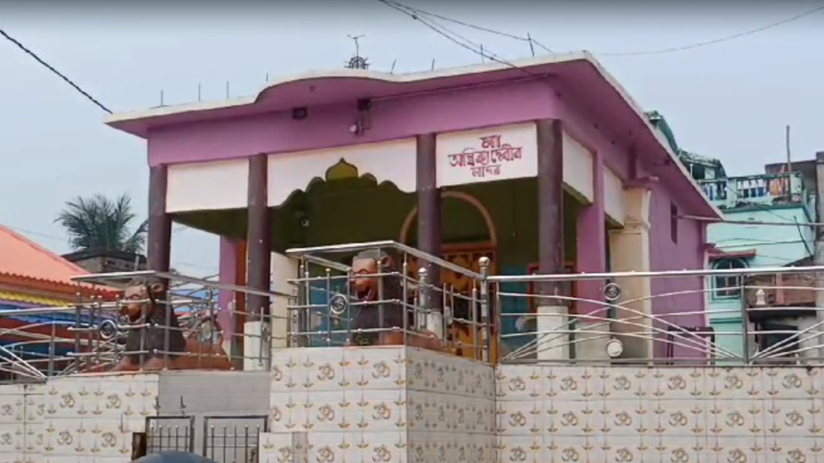 Bonedi Barir Durga Puja: মহাষষ্ঠীর দিন হয় দেবীর চক্ষুদান, দেখে আসুন ...