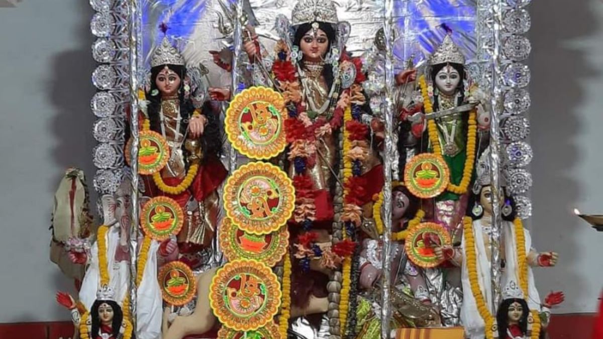Bonedi Barir Durga Puja: এই বাড়ির পুজোয় তিনবার আসেন কলাবউ, মনোহরার ...