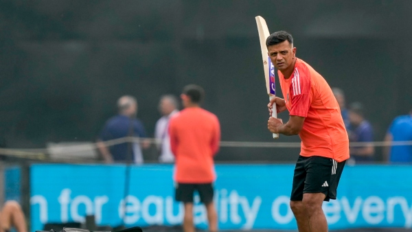 রাহুল দ্রাবিড় স্ত্রী বিজেতাকে নিয়ে কংক্রিটের গ্যালারিতে, কার খেলা ...