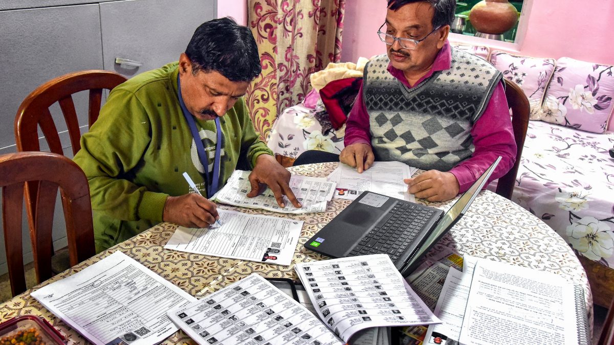 সব জায়গাতেই মায়া! SIR ফর্মের QR কোড স্ক্যানে পর্দা ফাঁস, ৪৪ জায়গায় ভোটার তালিকায় এক মহিলার ...