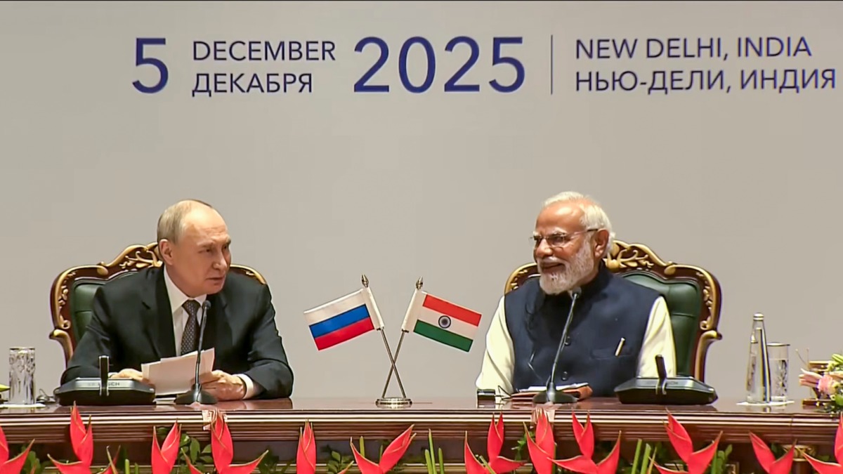 পুতিনকে পাশে নিয়ে মোদীর মুখে মানবজাতির সার্বিক কল্যাণ নিশ্চিতকরণের কথা ...