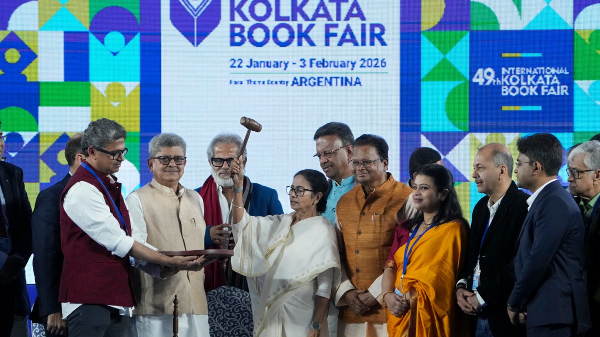 এবারের বইমেলায় মমতার আরও ৯টি বই! বই তীর্থ গড়তে ১০ কোটি টাকা দেওয়ার ...