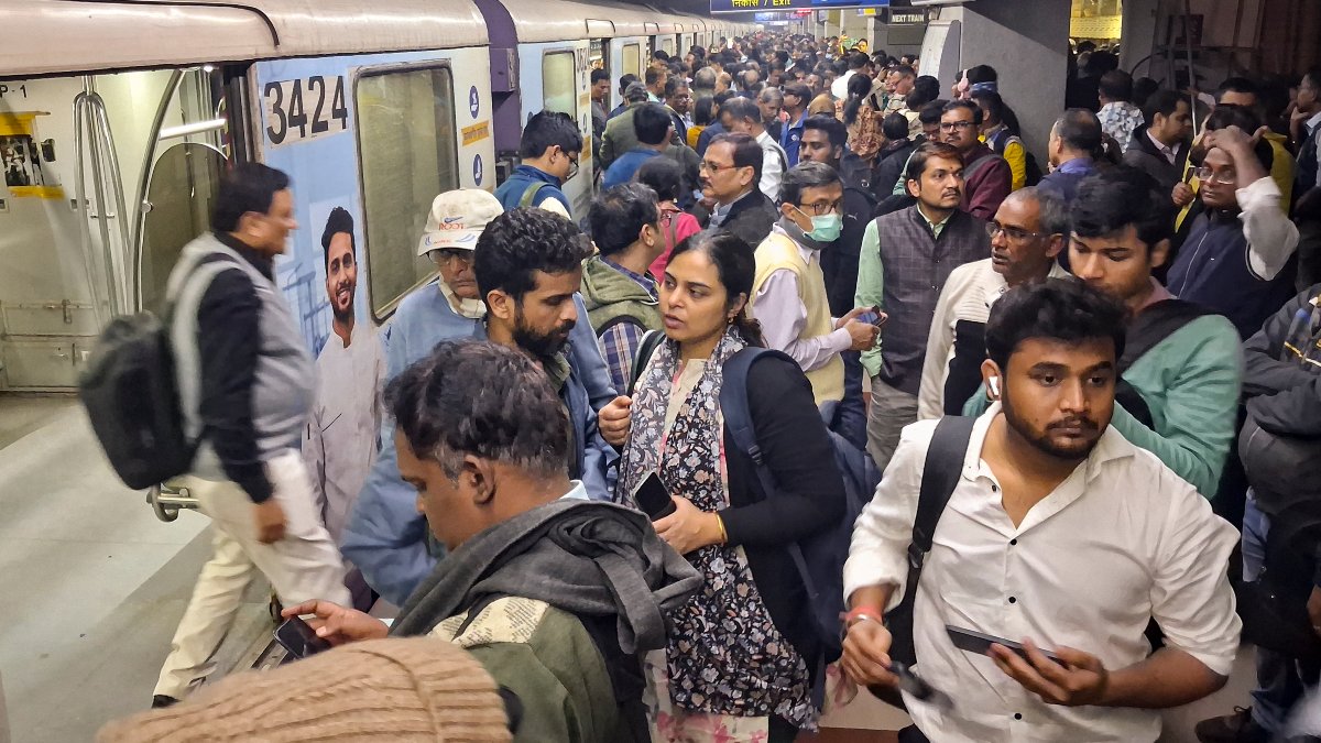 ব্যস্ত সময়ে মেট্রো বিভ্রাট! দক্ষিণেশ্বর থেকে বরাহনগর, পরিষেবা ব্যাহত ...