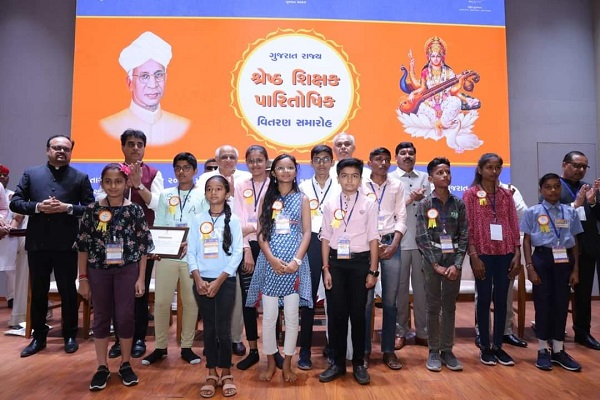 આચાર્ય દેવવ્રત અને ભૂપેન્દ્ર પટેલના હસ્તે 34 શિક્ષકોને શ્રેષ્ઠ શિક્ષક રાજ્ય પુરસ્કાર એનાયત ...