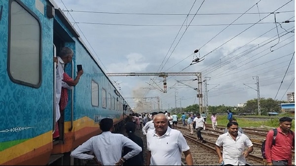 વલસાડમાં હમસફર એક્સપ્રેસમાં લાગી આગ, મુસાફરો ઉતરીને ભાગ્યા, Video | Humsafar Express caught fire ...