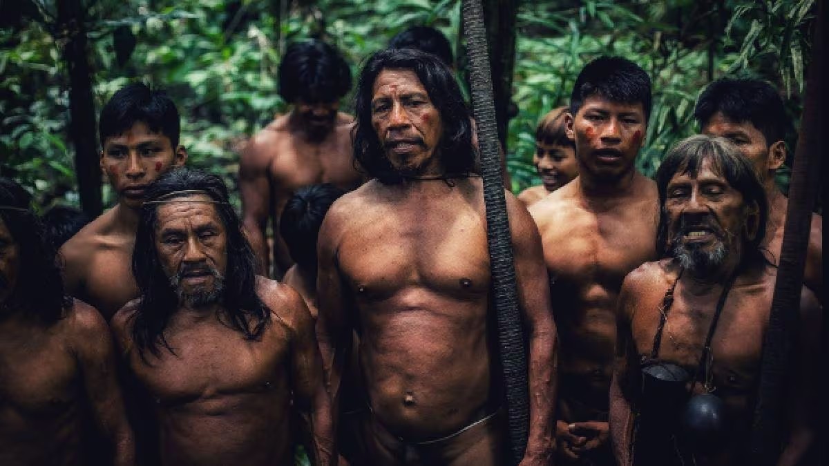 આ જનજાતિના લોકો આજે પણ કપડા નથી પહેરતા, ઝેરી તીરથી વાંદરાનો શિકાર કરીને ખાય છે | Even today the ...