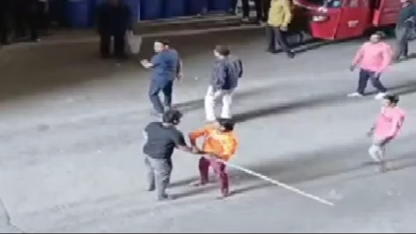 સુરતમાં બિલ્ડરના ગુંડાઓની મજૂર સાથે મારામારી, વીડિયોમાં સામે આવી ...