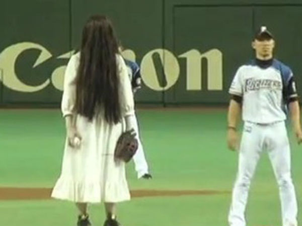 जब मैदान पर भूत खेलने लगे बेसबॉल, देखें वीडियो | Watch: Ghosts from ...