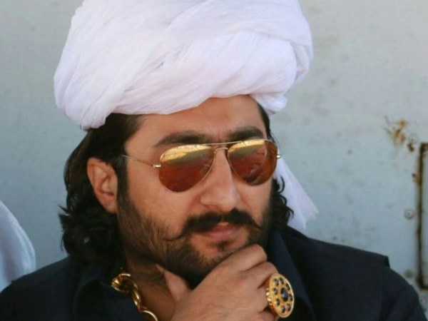 सोशल मीडिया पर छाया ये पाकिस्तानी, जानिए कौन है ये शख्स... | Zafar ...