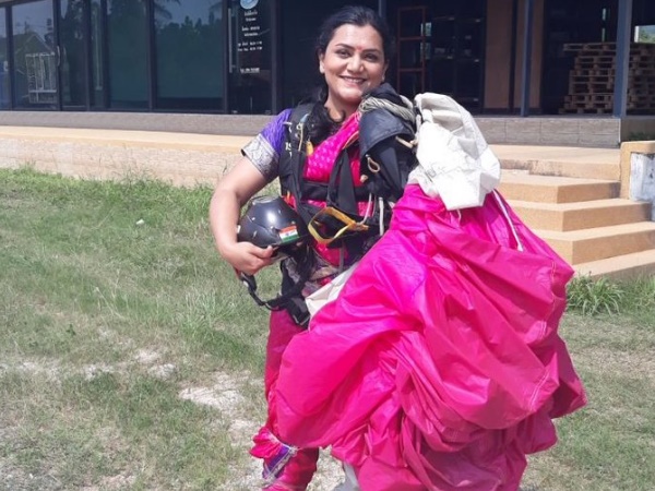 Video: 13000 फीट की ऊंचाई से इस महिला ने 'नौवारी साड़ी' में लगाई छलांग ...