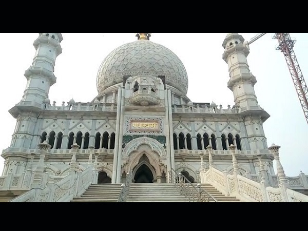 VIDEO: आगरा में ताज से कम नहीं यह मंदिर, 300 मजदूर बना रहे, 120 साल बाद ...