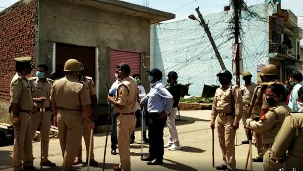 हापुड़: दबिश देने गई पुलिस पर किया गया पथराव, आरोपी युवक हुआ फरार ...