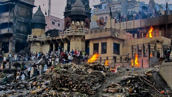 वाराणसी: कोरोना संक्रमित व्यक्ति का शव देखते ही श्मशान से भागा डोम ...