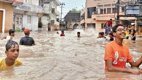 गुजरात: गलियां बनी स्विमिंग पूल, सिर्फ 18 घंटों में ही बरस गया साल का ...