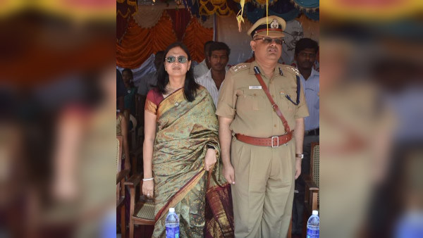 जानिए कौन हैं 80 वर्षीय बीमार पिता की दाढ़ी बना रहे IPS Sandeep Mittal ...