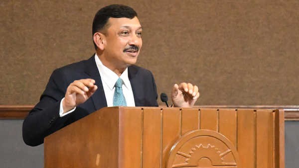 अब जींस-टी शर्ट पहनकर ऑफिस नहीं जा सकेंगे CBI कर्मचारी, नए डायरेक्टर ने ...