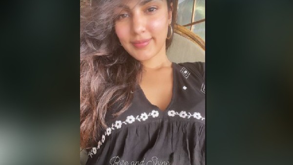 SSR की मौत के बाद रिया ने पहली बार शेयर की सेल्‍फी, चेहरे पर हल्‍की स् ...