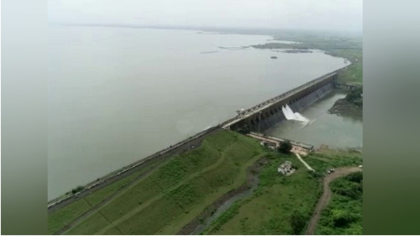 गुजरात में मानसूनी बारिश का जोर, नदी-नाले उफने, कई बांधों में चली चादर ...