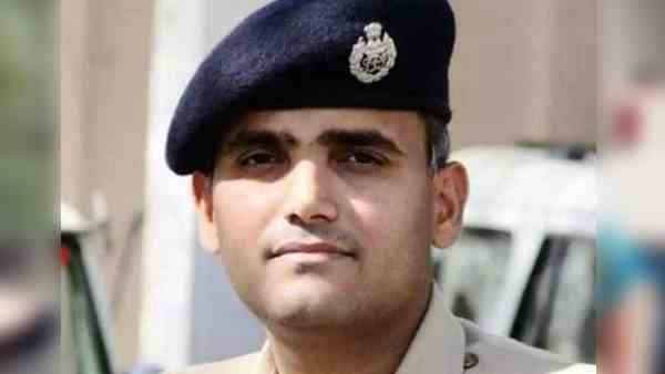 Neeraj Kumar Jadaun IPS: एक घटना ने ऐसे बदल थी जिंदगी, 22 लाख रुपए की ...