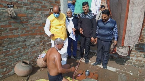 हाय रे चुनाव! जब नहाते हुए शख्स से वोट मांगने पहुंच गए BJP विधायक ...