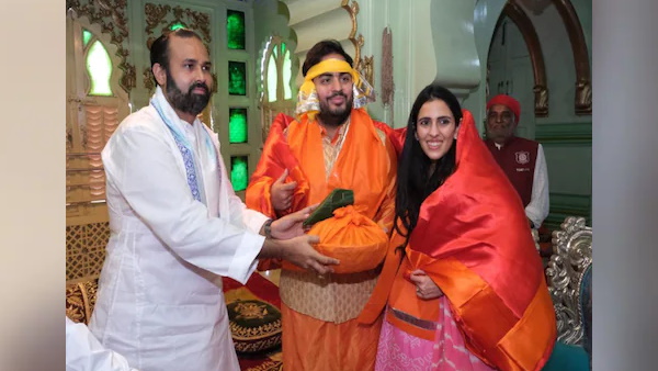 आकाश अंबानी ने श्रीनाथ जी के पत्‍नी श्‍लोका के साथ किए दर्शन, पूजा के ...