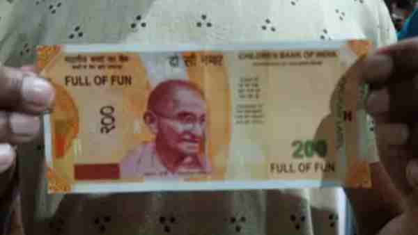 Amethi के एटीएम से 200 रुपए के निकले नकली नोट, लिखा था 'फुल ऑफ फन ...