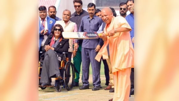 सीएम योगी ने लखनऊ में खेला क्रिकेट, बल्लेबाजी करके हुए बेहद खुश, देखें ...