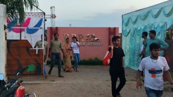 श्योपुर के रिसोर्ट में चल रही थी पूल पार्टी, विश्व हिंदू परिषद ने किया ...