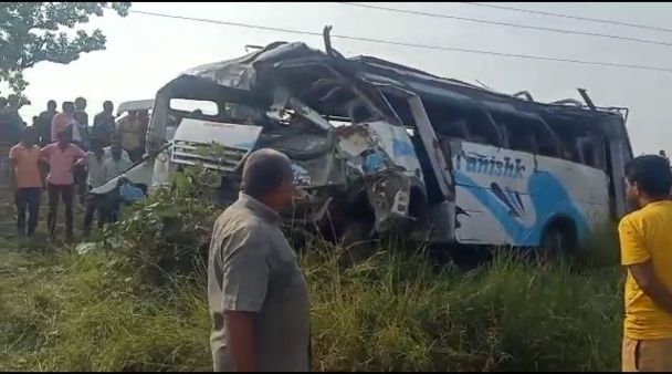 Datia news: बिजली के खंभे से टकराकर पलट गई यात्री बस, दो दर्जन यात्री ...