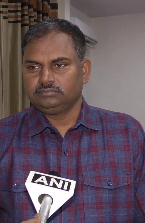 Taj Mahal के बगीचे में महिला-पुरुष की नमाज का वीडियो वायरल, अधिकारी दे रहे सफाई | Taj Mahal: A ...