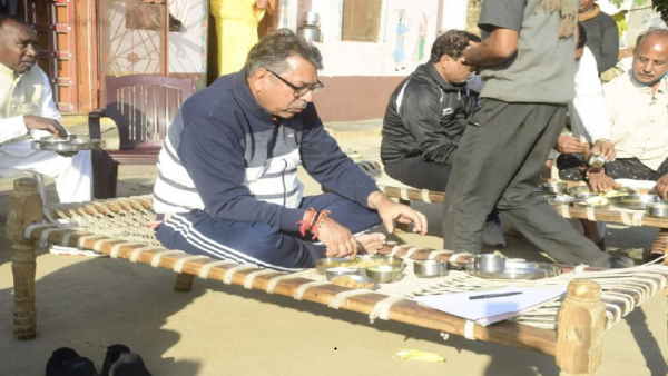 Rajasthan में मेवाड़ वागड़ के टापू के गाँव में नाव चलाकर पहुंचे सतीश ...