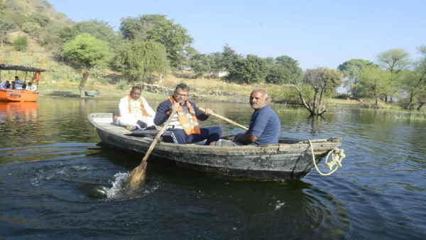 Rajasthan में मेवाड़ वागड़ के टापू के गाँव में नाव चलाकर पहुंचे सतीश ...