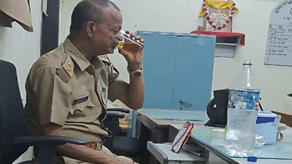 ये हैं यूपी के सुरक्षा अधिकारी, जनाब के ठाट तो देखिए लोकभवन के अंदर ...