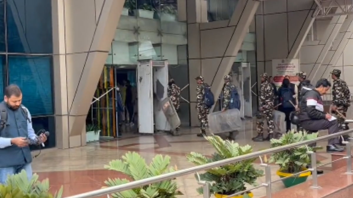 MCD Mayor Election: क्या सदन में फोर्स लाठी लेकर घुस सकती है? वीडियो ...