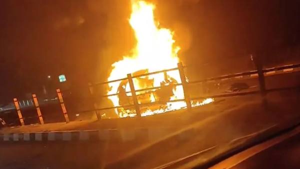 Vehicle fire: महंगी लग्जरी कारें भी क्यों हो रहीं आग की शिकार? | What ...