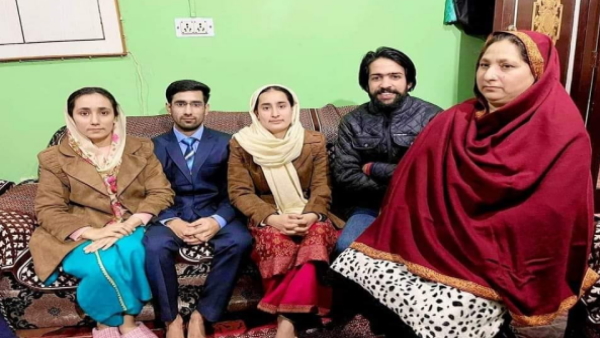 3 भाई-बहन एक साथ बने अफसर, पिता ने मैकेनिक का काम करके हुमा, इफरा व ...