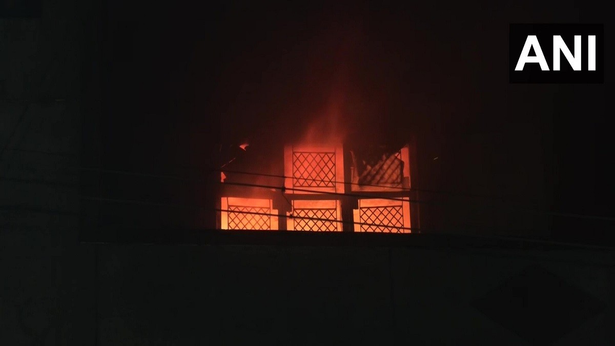 दिल्ली के बवाना में स्थित कुर्सी की फैक्ट्री में लगी भीषण आग | Major ...