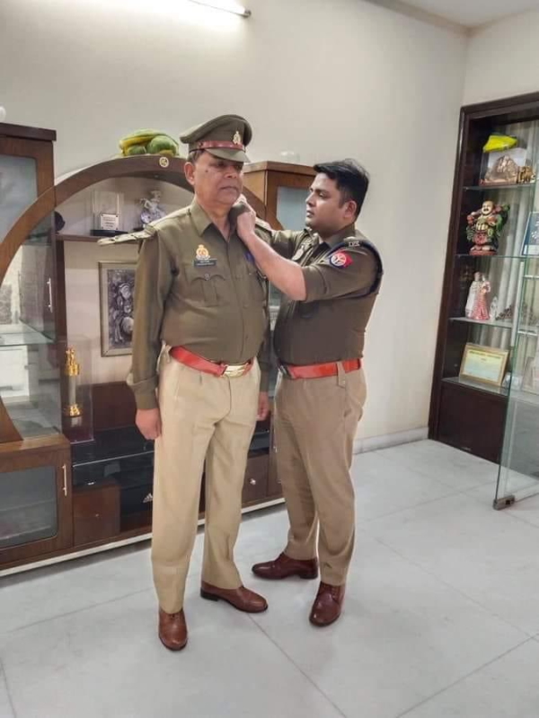 Anoop Singh: यूपी पूलिस में IPS बेटे ने SI पिता के कंधे पर सजाए सितारे ...
