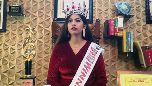 Varanasi News: काशी की बेटी ने लखनऊ में रैंप पर बिखेरा जलवा, जीता मिसेज ...